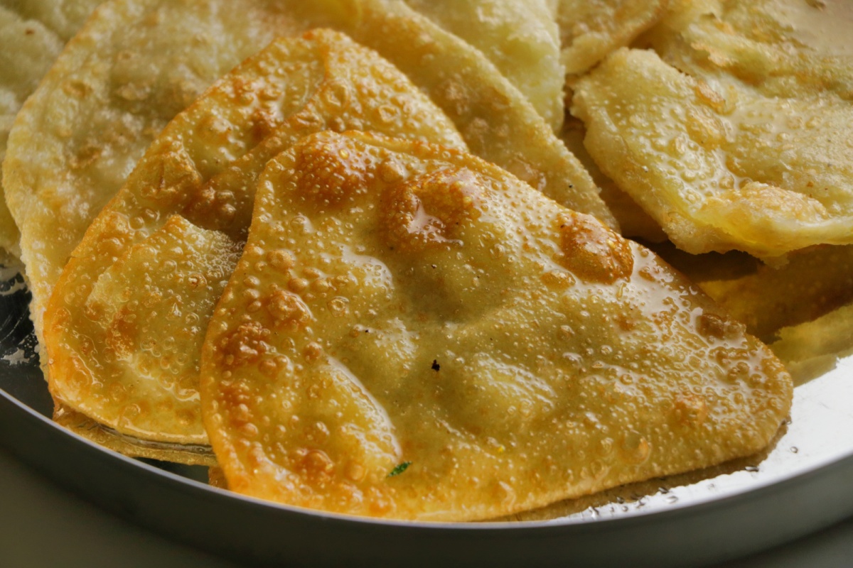 Puris in Syrup | Pakkam Puri | How to make Sweet Puri | Vismai Food